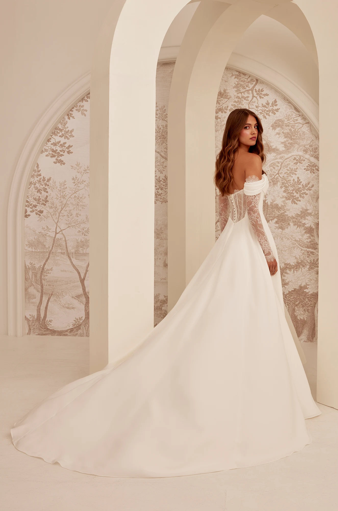 M2532 | A-Line Chantilly Lace Detailed Wedding Dress M2532 | A-Line Chantilly Lace Detailed Wedding Dress